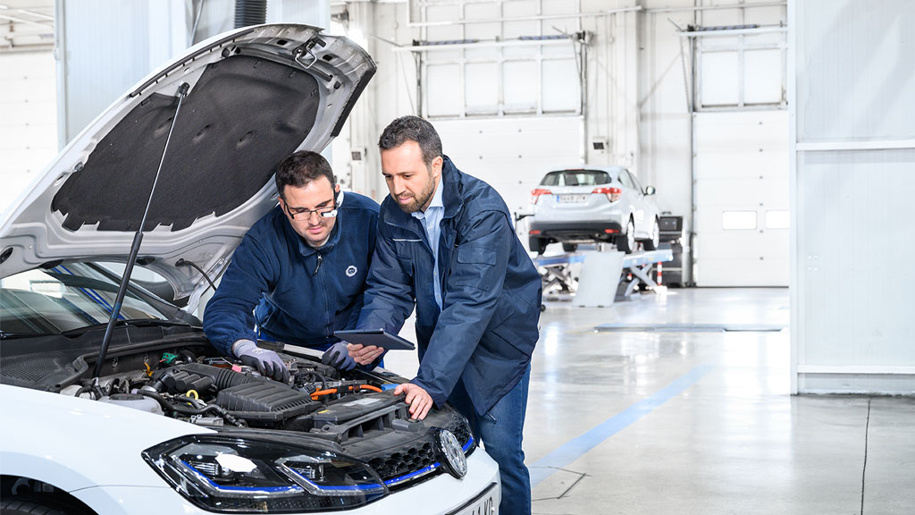 Discover our jobs for automotive test engineers & technicians | TÜV SÜD